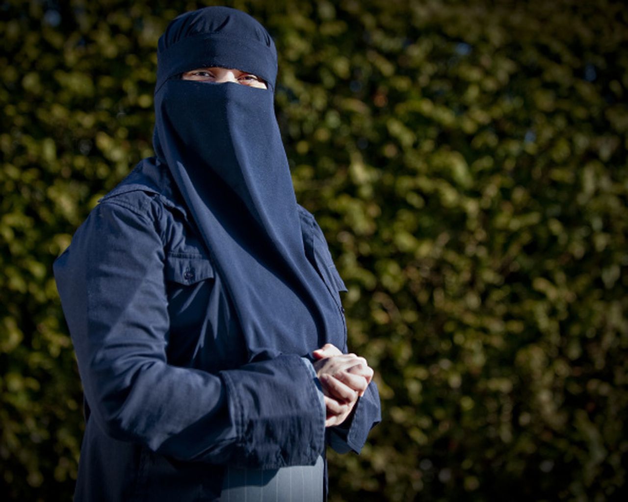 Infected with COVID, the man in Indonesia disguises himself as his wife ...