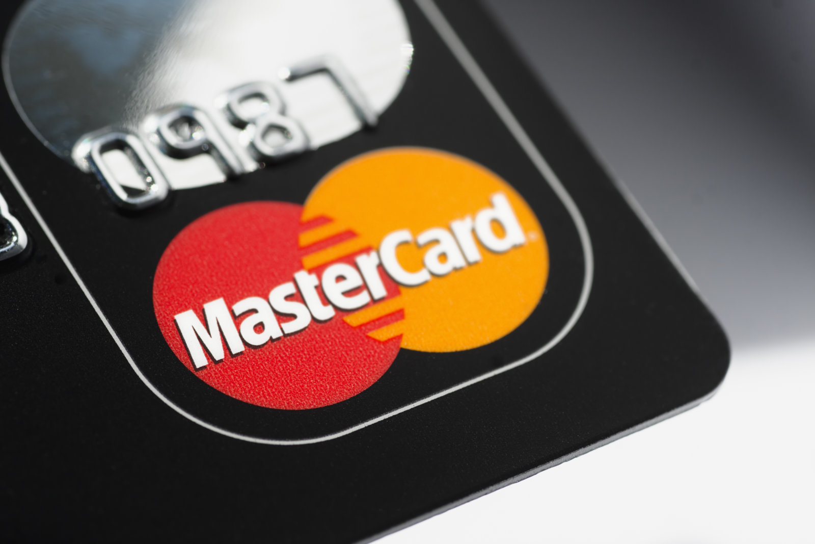 Mastercard largon nga përdorimi rripat magnetikë të kartave bankare