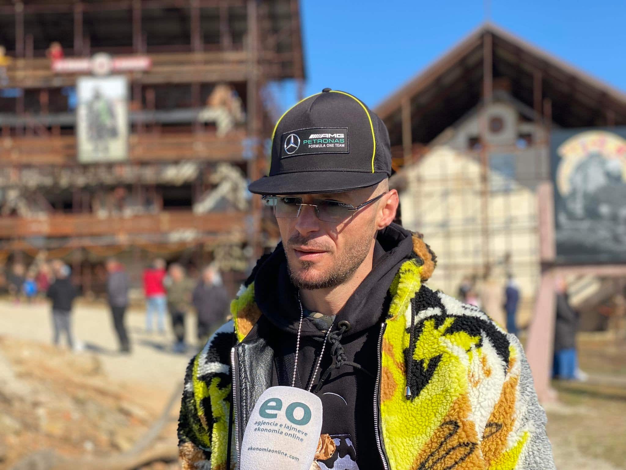 Sulmohet reperi i njohur në Itali gjatë koncertit (Video)