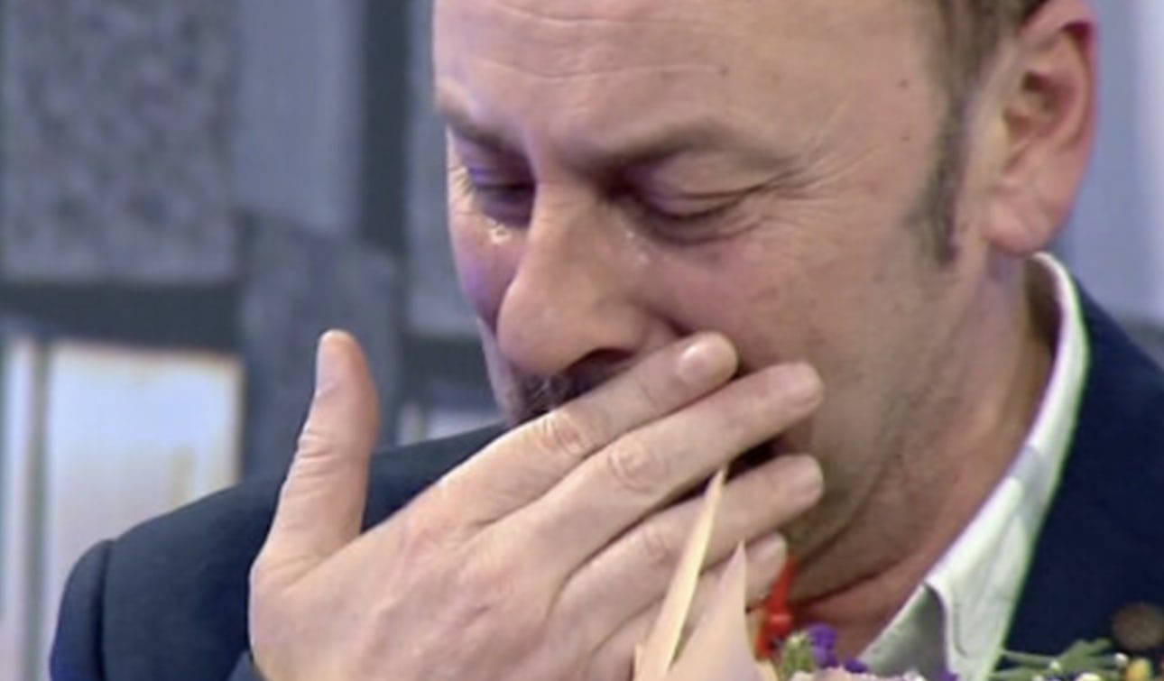 Genc Fuga shpërthen në lot në mes të emisionit, ja surpriza që i bënë ...